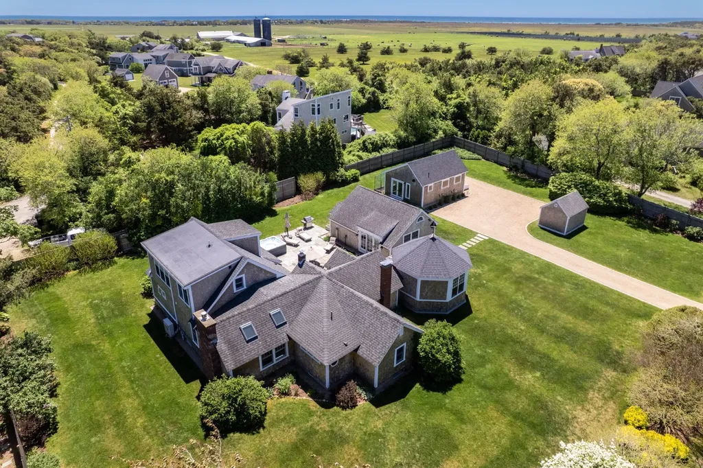 Crocker Drive, Edgartown, MA | 42907 | Grace Hagerty