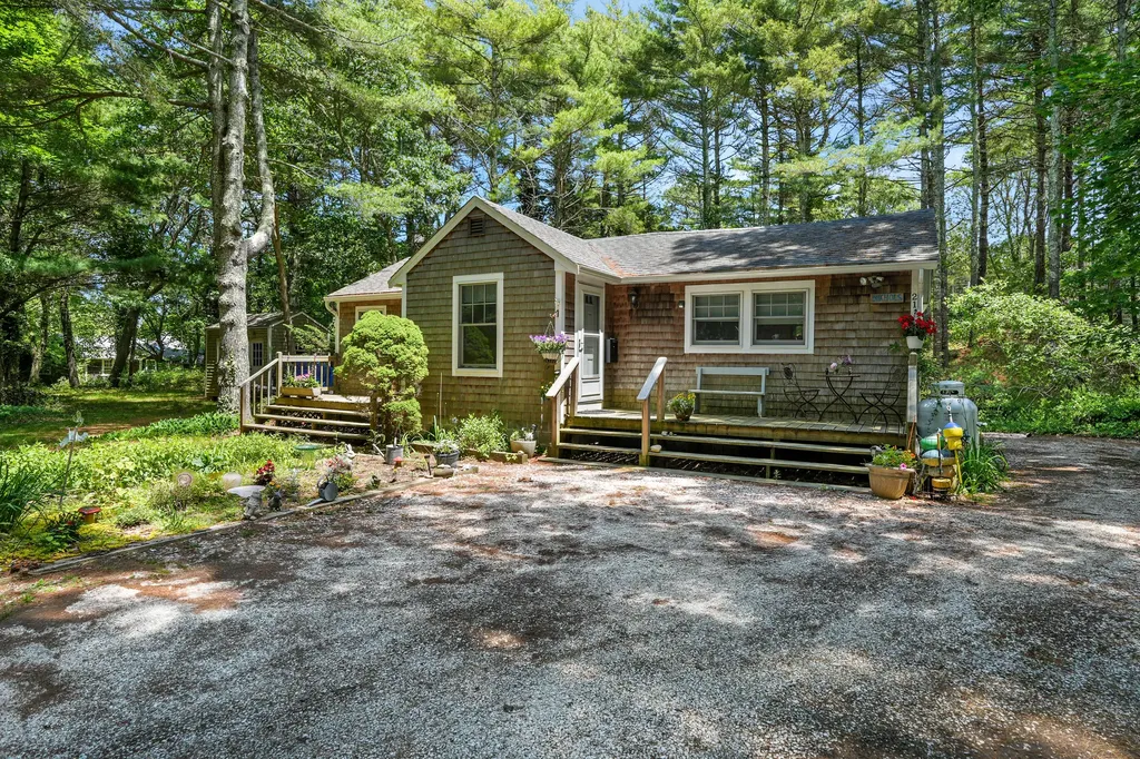 21 Clay Pit Road, Edgartown, MA | Martha's Vineyard Real Estate