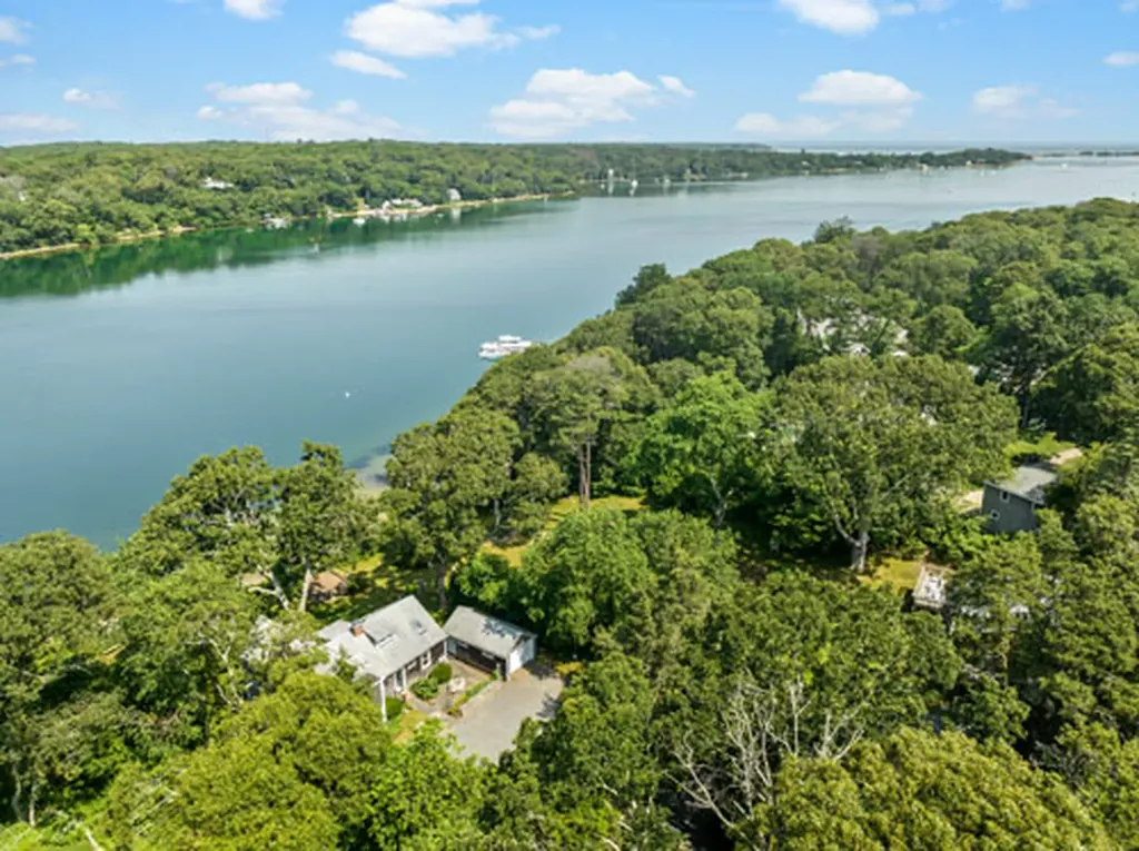 391 Barnes Road Oak Bluffs, MA | Martha's Vineyard Real Estate