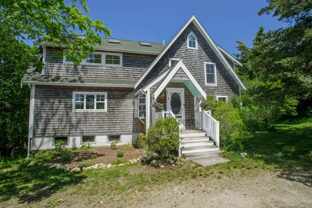 201 Spring Street Vineyard Haven, MA | Martha's Vineyard Real Estate